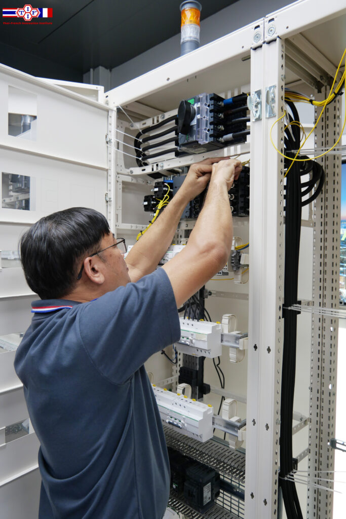 “TFII-Schneider Electric Center of Excellence” จัดอบรมเรื่อง “การติดตั้งและเดินสายไฟตู้จ่ายไฟ ...